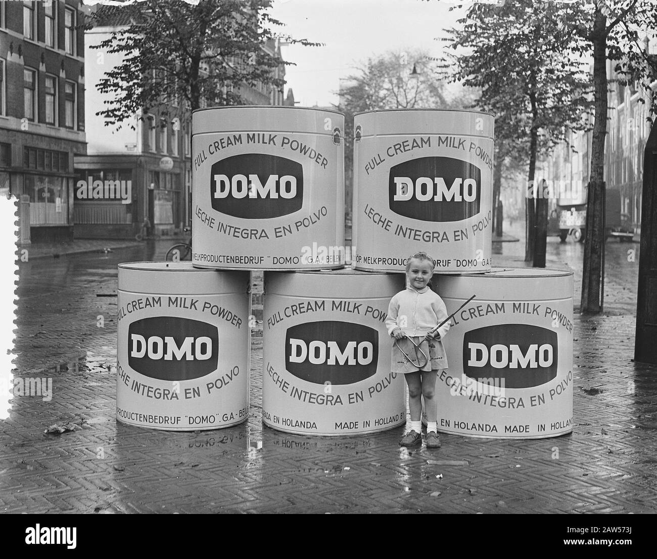 Taking milk cans Domo, Vaz Dias Date: October 31, 1955 Keywords ...