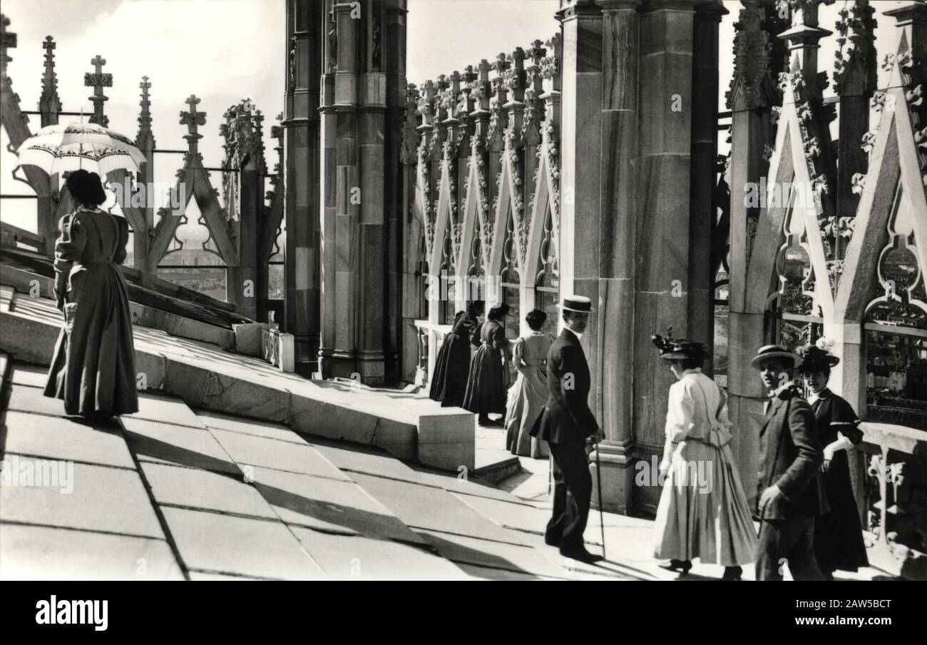 1914 ca , MILANO, ITALY : On the roof , the TIBURIO of DUOMO ...
