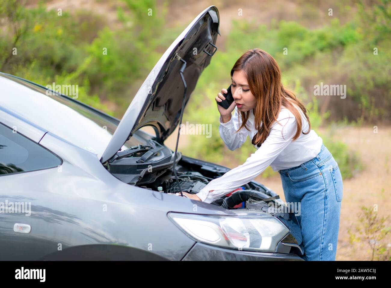 Car breakdown woman call help hi-res stock photography and images - Alamy