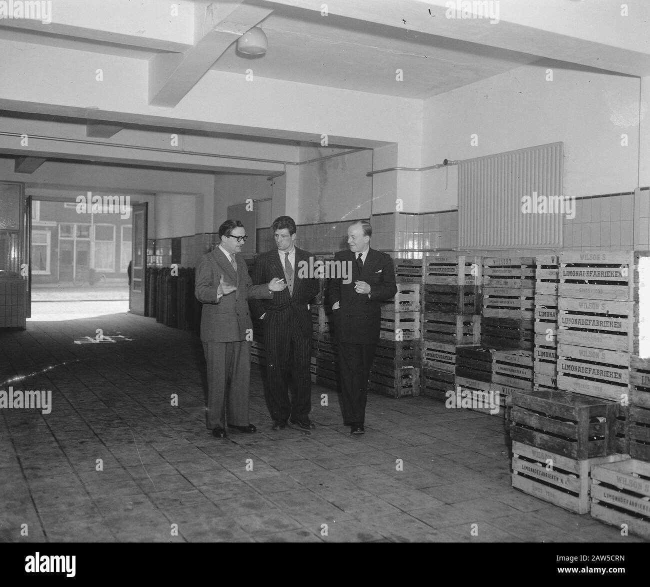 Luc van Dam (boxer) working in lemonade factory Annotation: Wilson ...