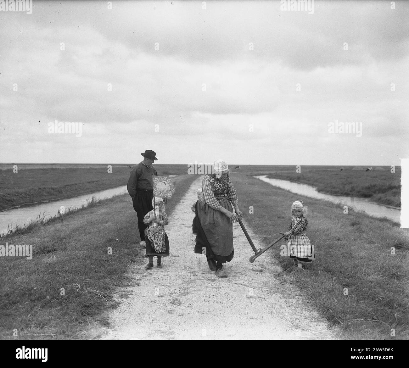 Marken. Road with husband, wife and two children Date: June 15, 1949 ...