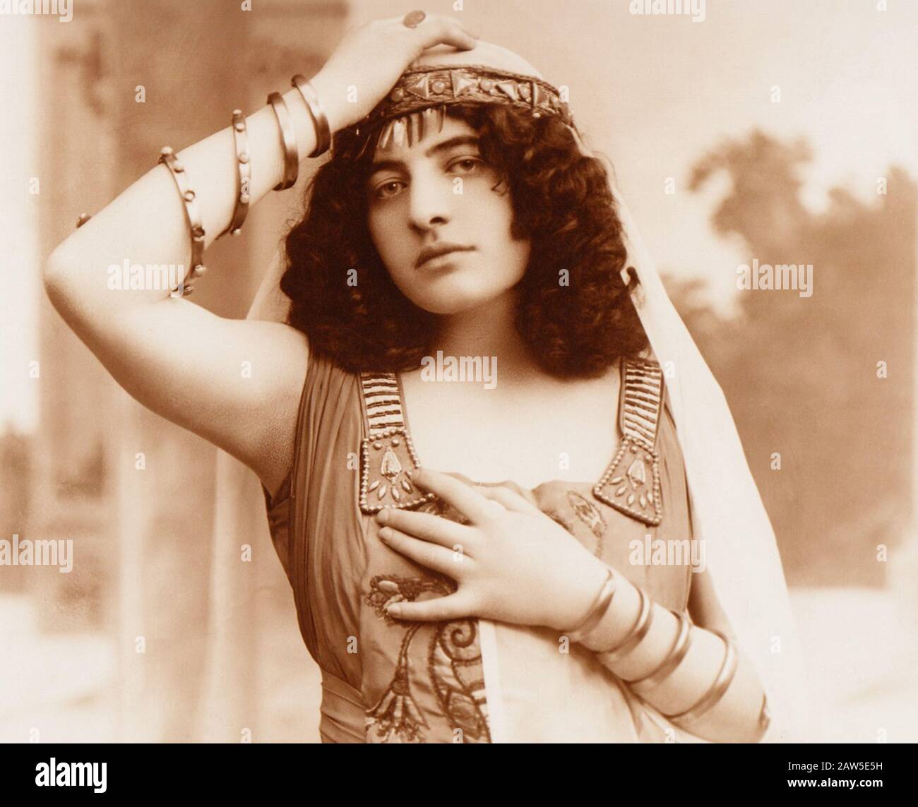 American singer soprano hi-res stock photography and images - Alamy