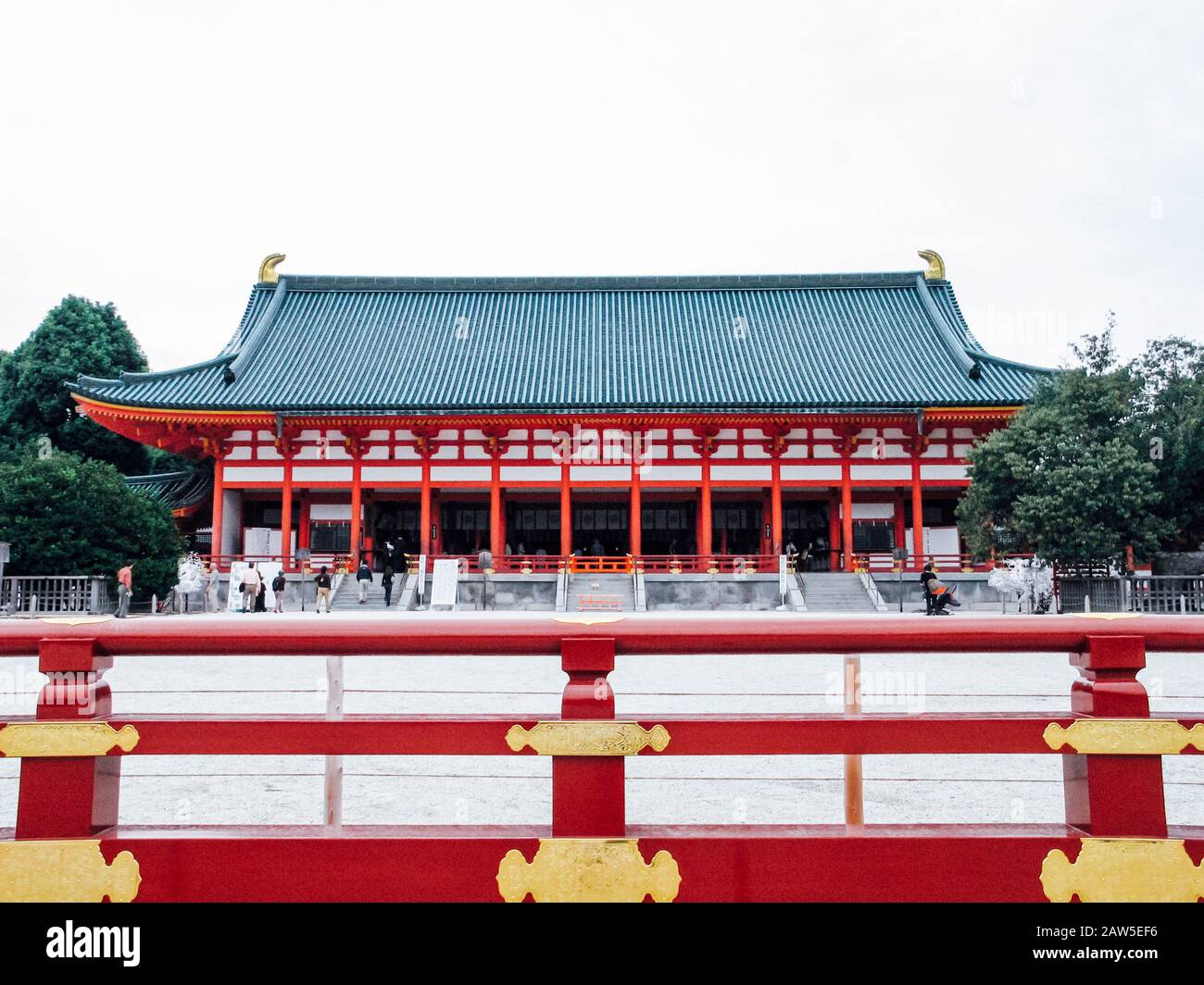 The main hall (Daigokuden) of the Heian shrine temple in Kyoto, Japan ...