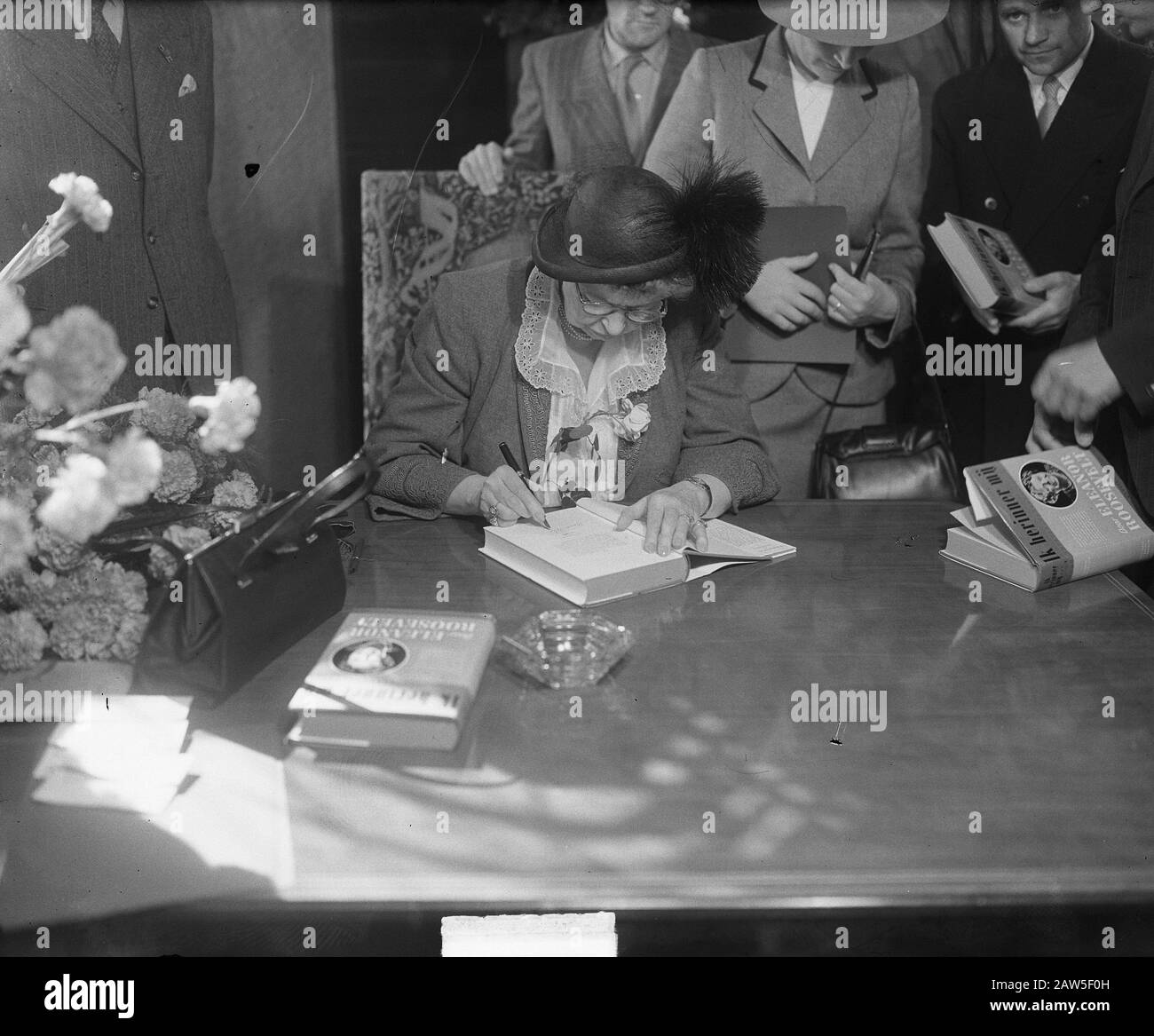 Women's autographs Black and White Stock Photos & Images - Alamy