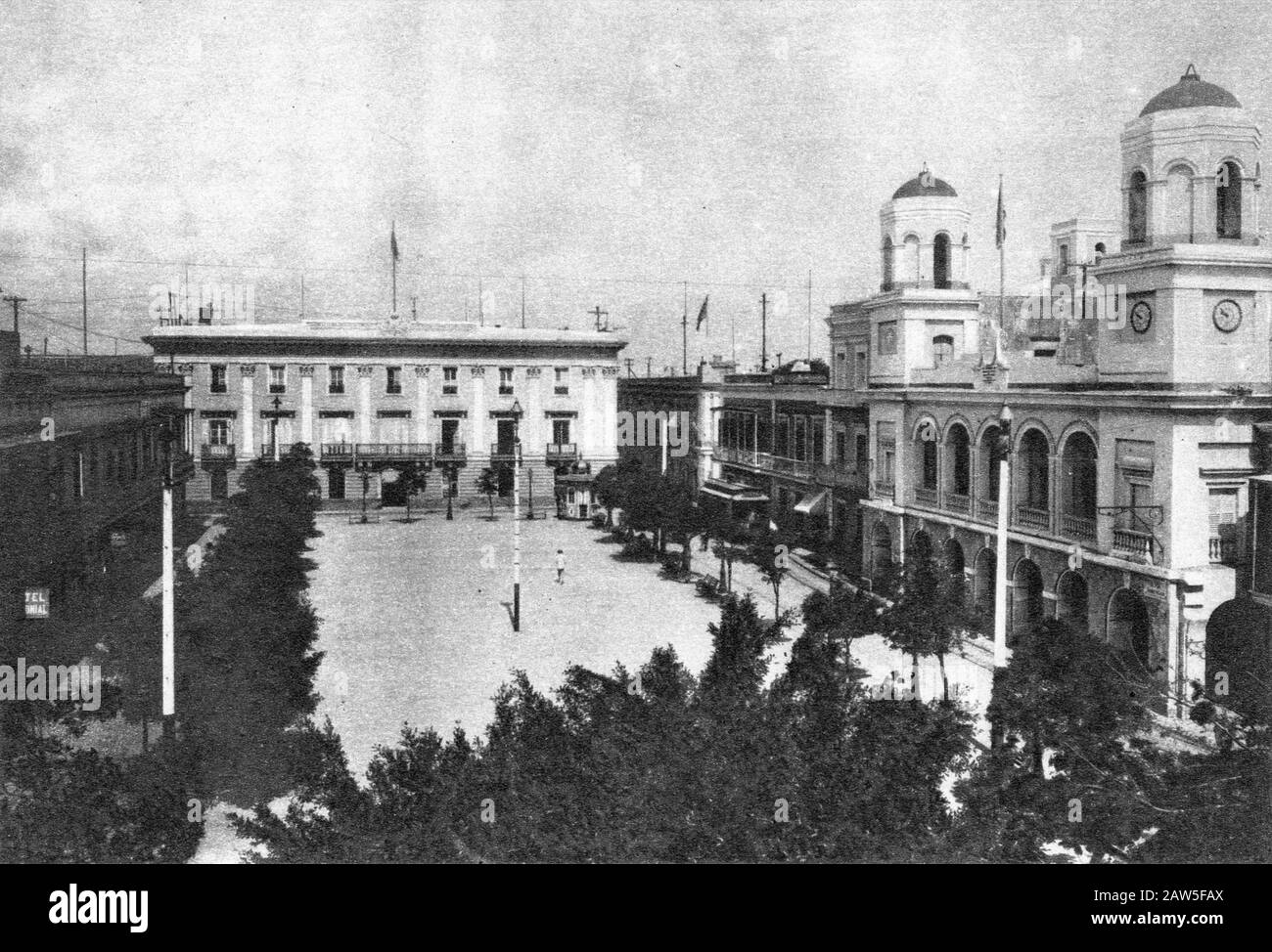 Plaza Principal, Intendencia (Government) building opposite City Hall ...