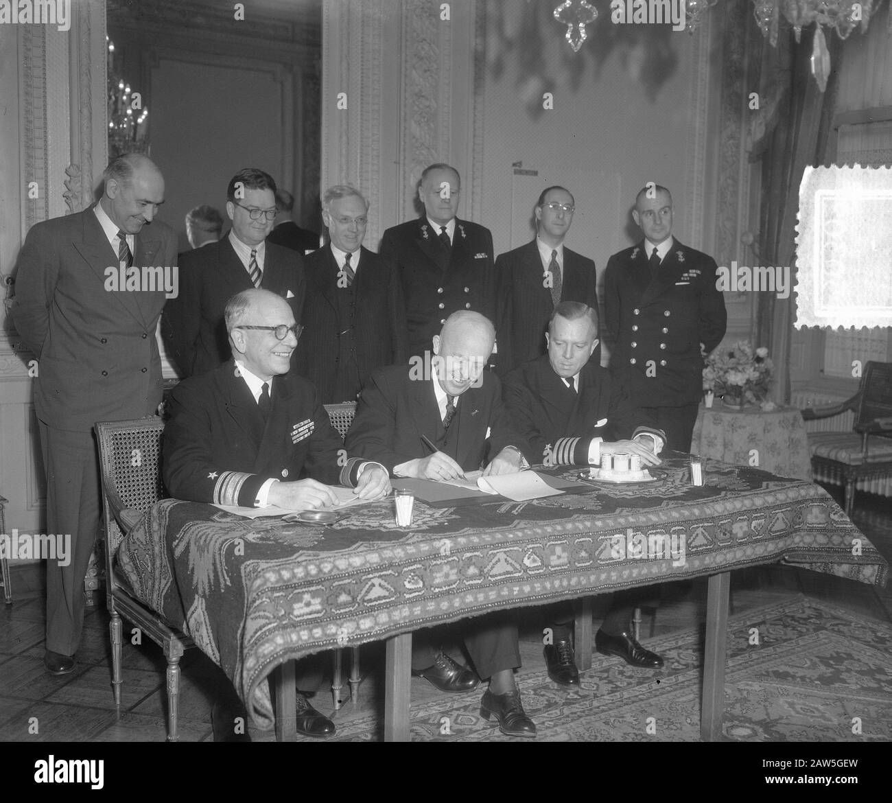 Order 32 minesweepers. Signing of the US-Dutch agreement. V.l.n.r ...