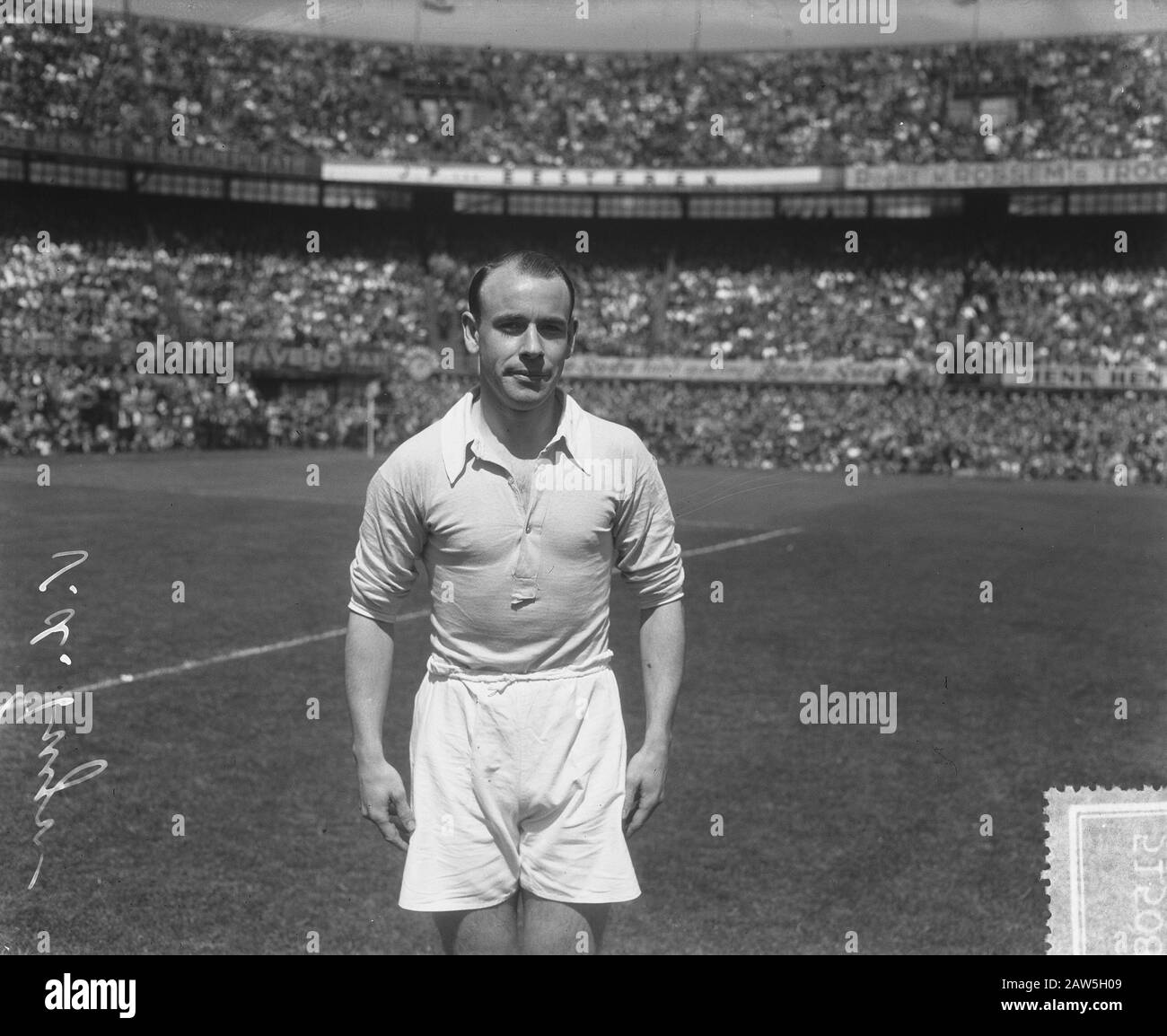 Van der Tuijn footballer Cup Date: June 8, 1952 Keywords: CUP, sport ...