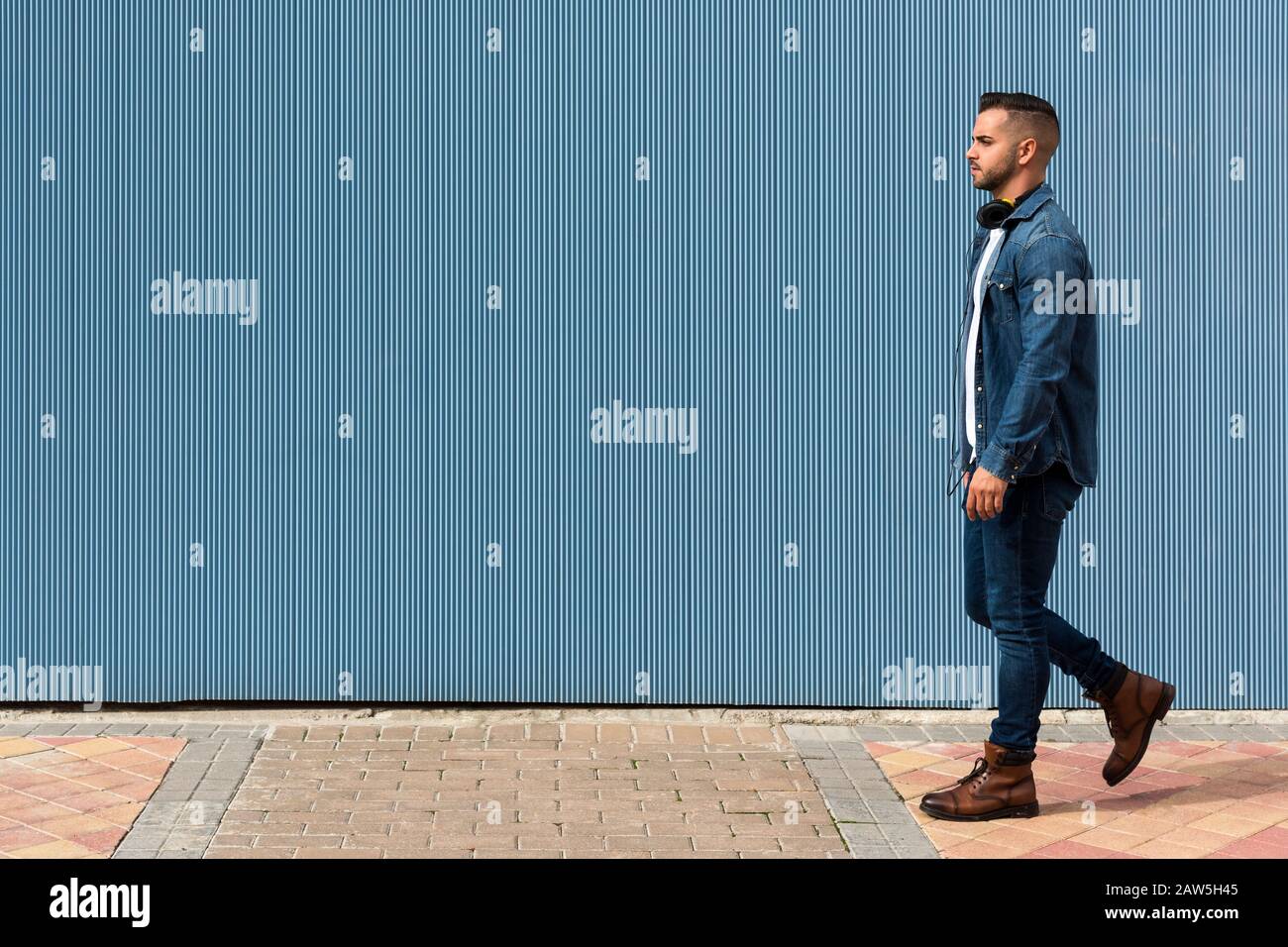 Man walking profile full body hi-res stock photography and images - Alamy