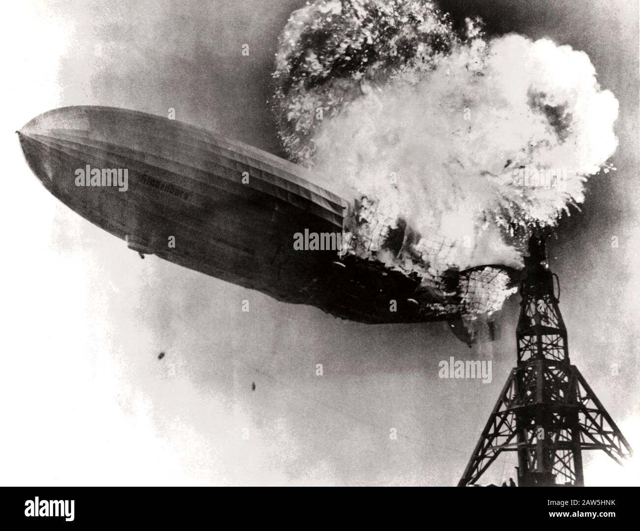 1937 , 6 may , LAKEHURST , USA : The german hairship ZEPPELIN ...