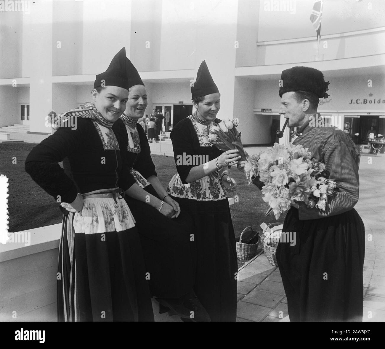 Volendam girls hi-res stock photography and images - Alamy