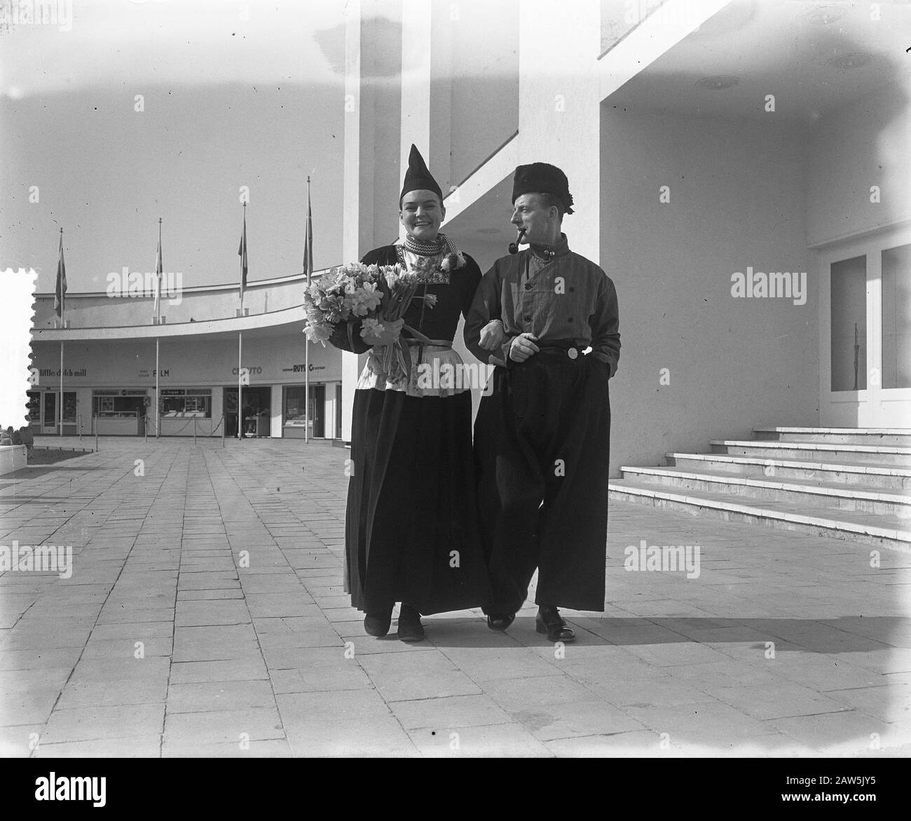 Volendam girls hi-res stock photography and images - Alamy