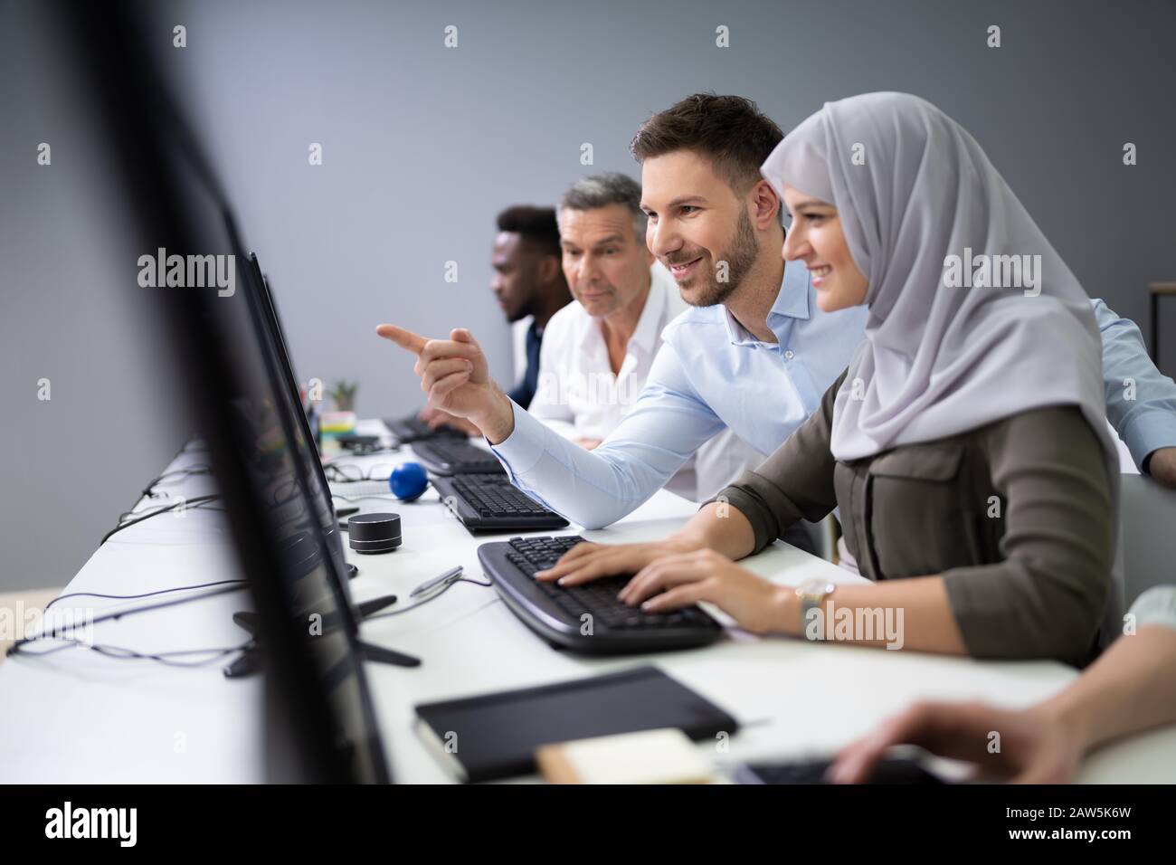 Helping people muslim hi-res stock photography and images - Alamy