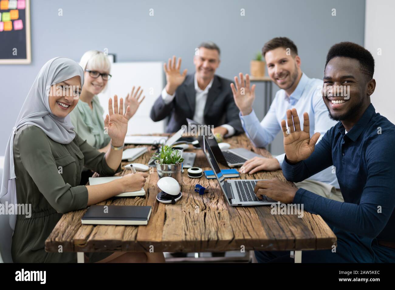 Group happy business people waving hi-res stock photography and images ...