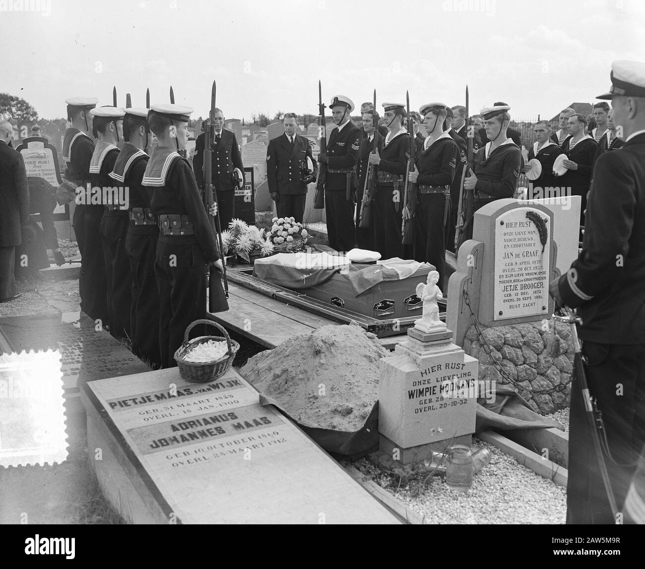 Marvo funeral sergeant torpedo maker w hi-res stock photography and ...