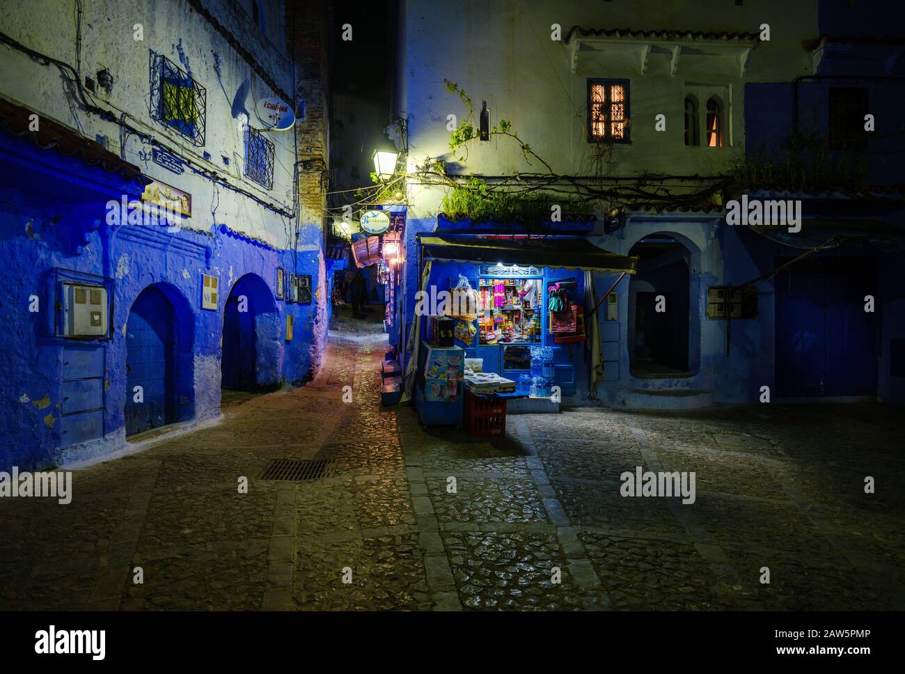 Corner shop at night hi-res stock photography and images - Alamy