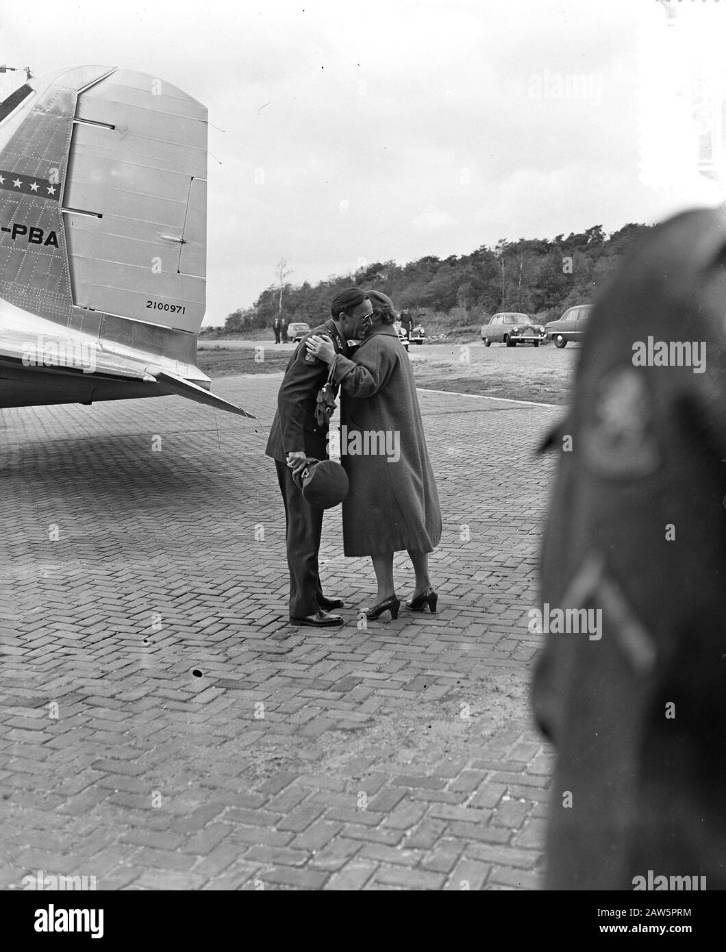 Prince Bernhard arrive at Soesterberg after a trip to South Africa ...