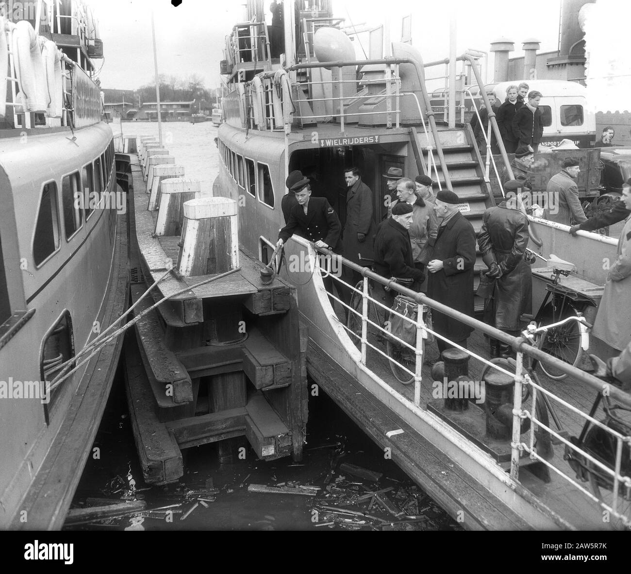 Deckhands hi-res stock photography and images - Alamy