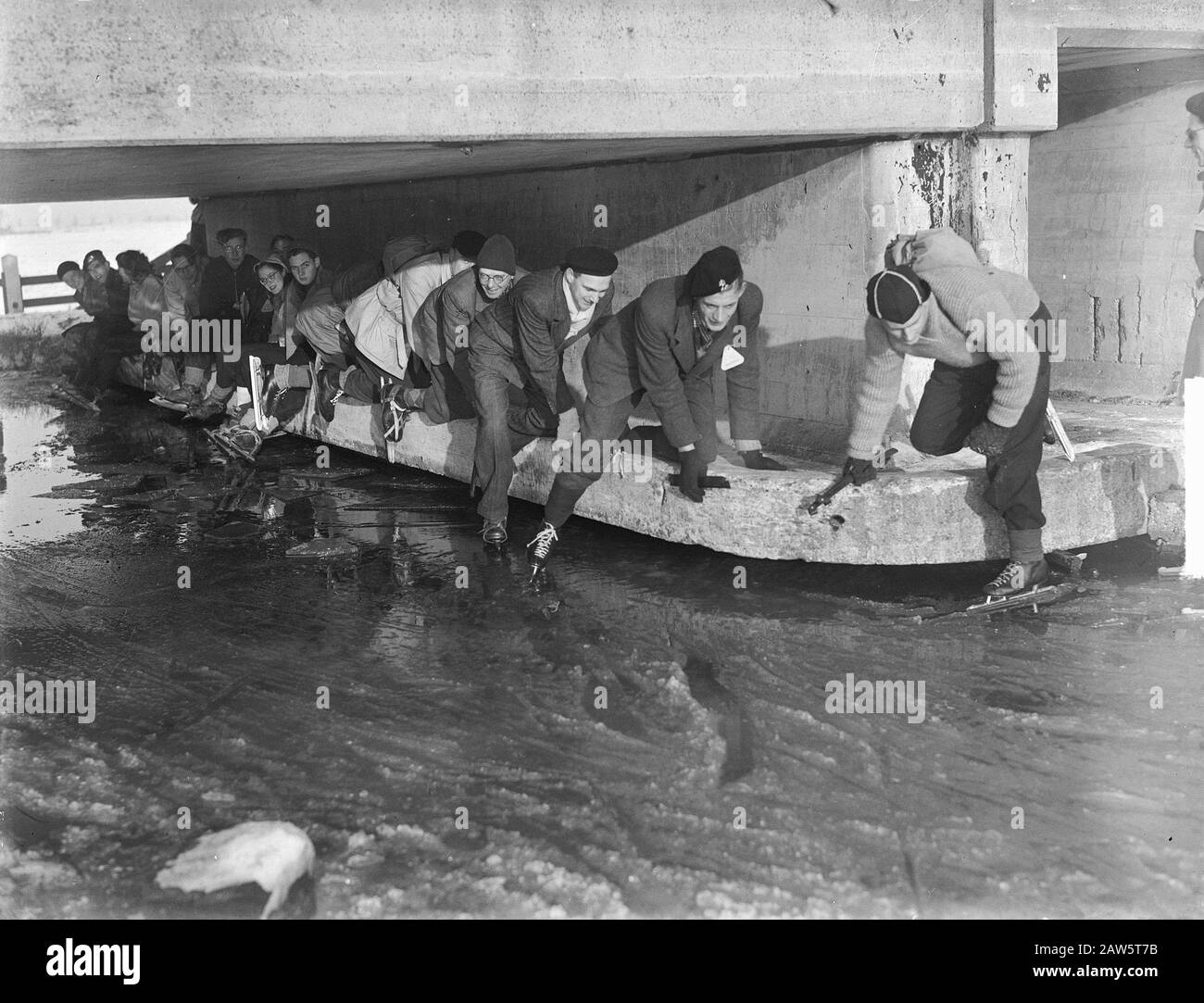 Skaters crawl under hi-res stock photography and images - Alamy