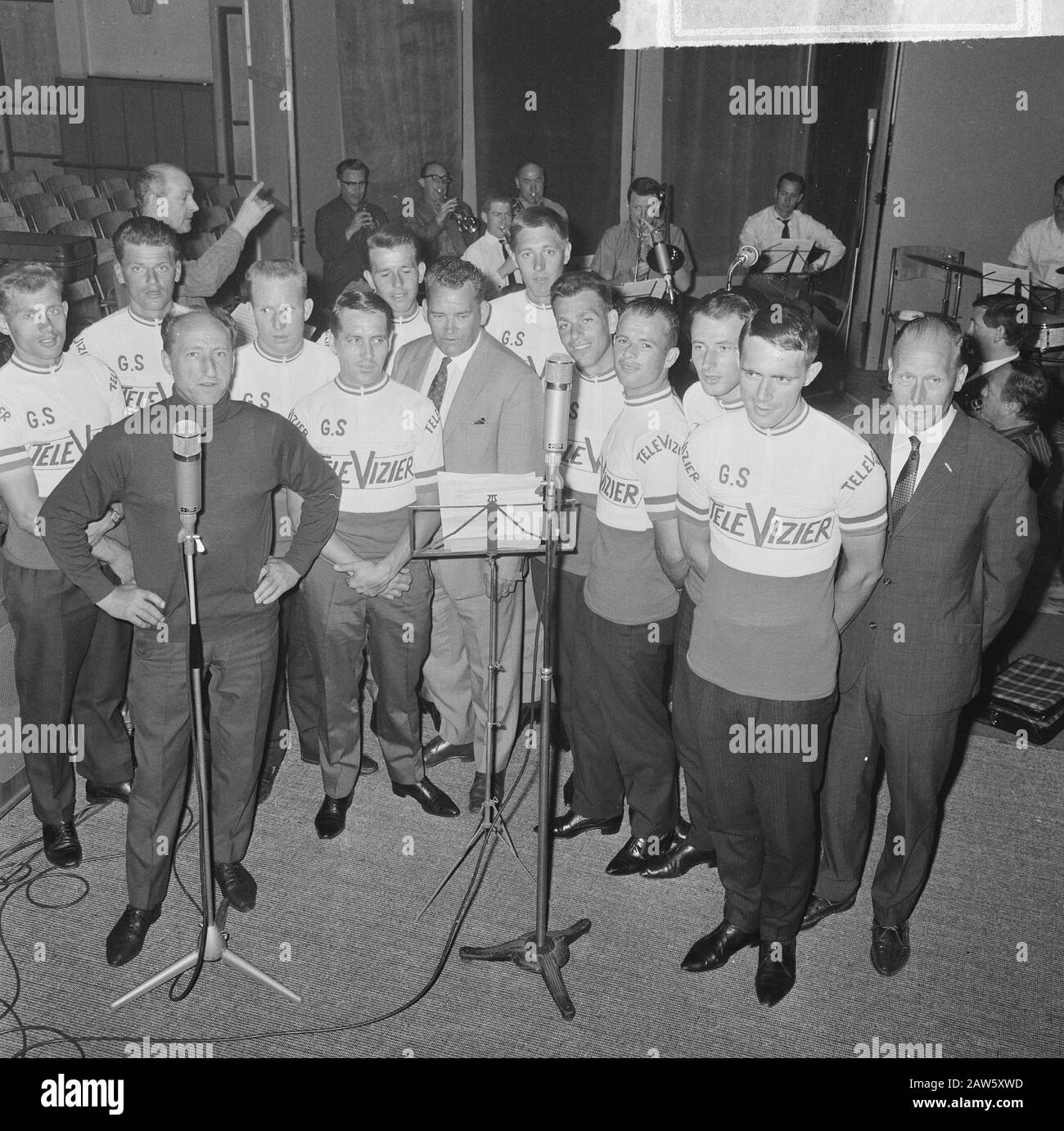 Singing h hi-res stock photography and images - Alamy