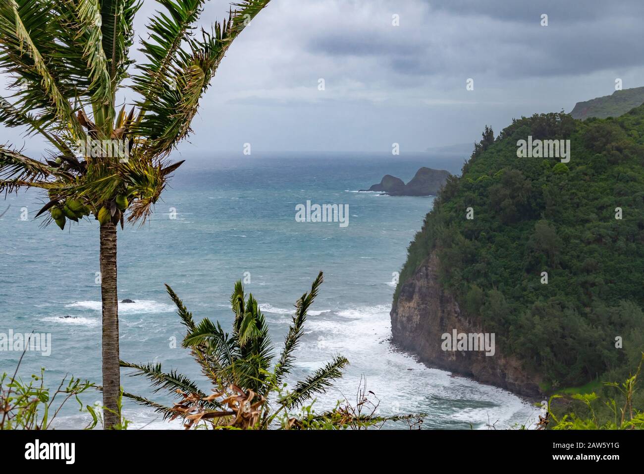 Ocean meets rocks High Resolution Stock Photography and Images - Alamy