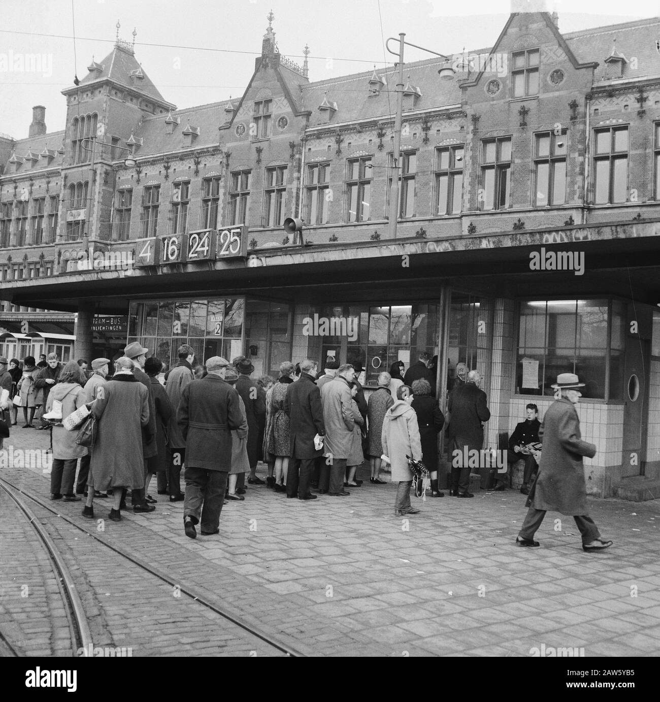 Long queue of people hi-res stock photography and images - Alamy