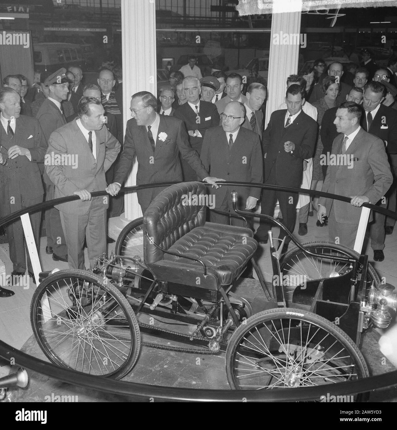 Prince Bernhard of the RAI, the Prince at the Ford stand Date: February ...