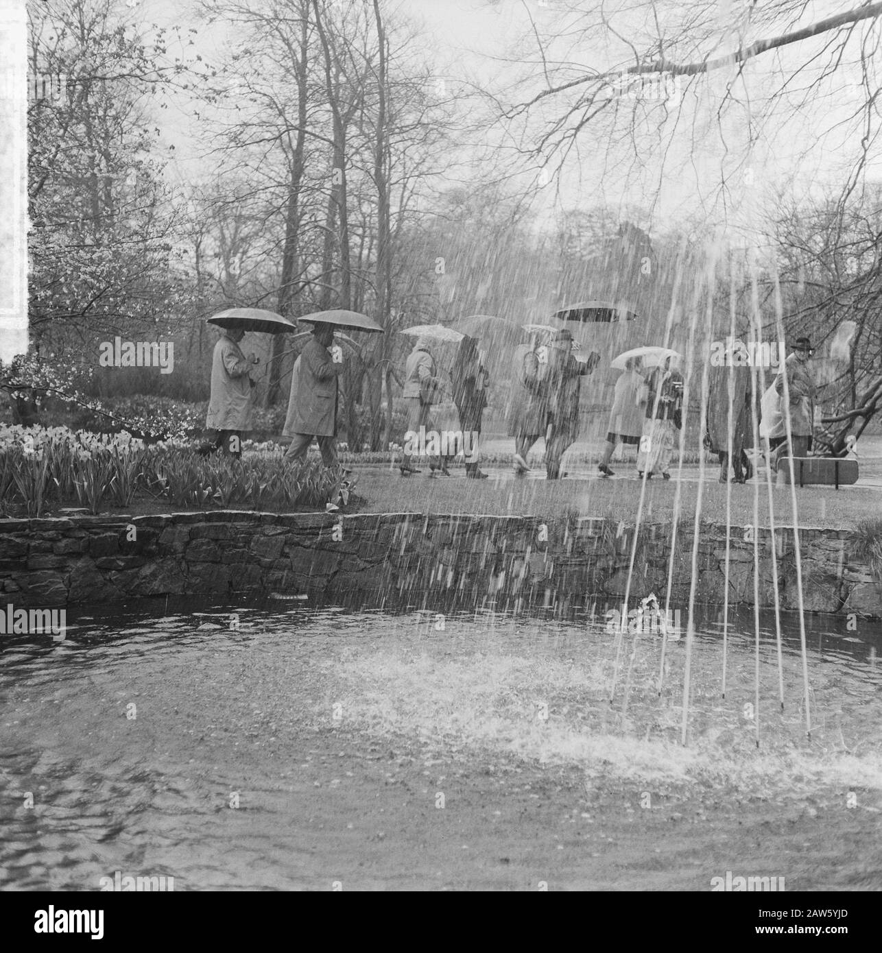 Easter 1965 tourists at Keukenhof with umbrellas armed Date: April 18 ...