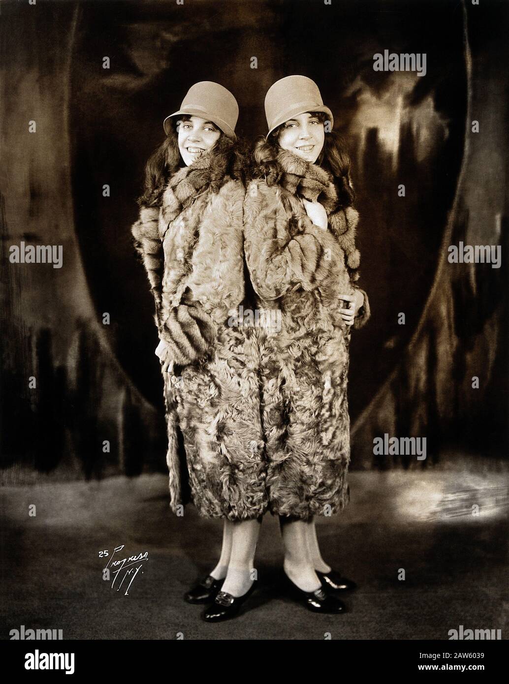 1927 ca , NEW YORK , USA : The British-born conjoined twins sisters ...