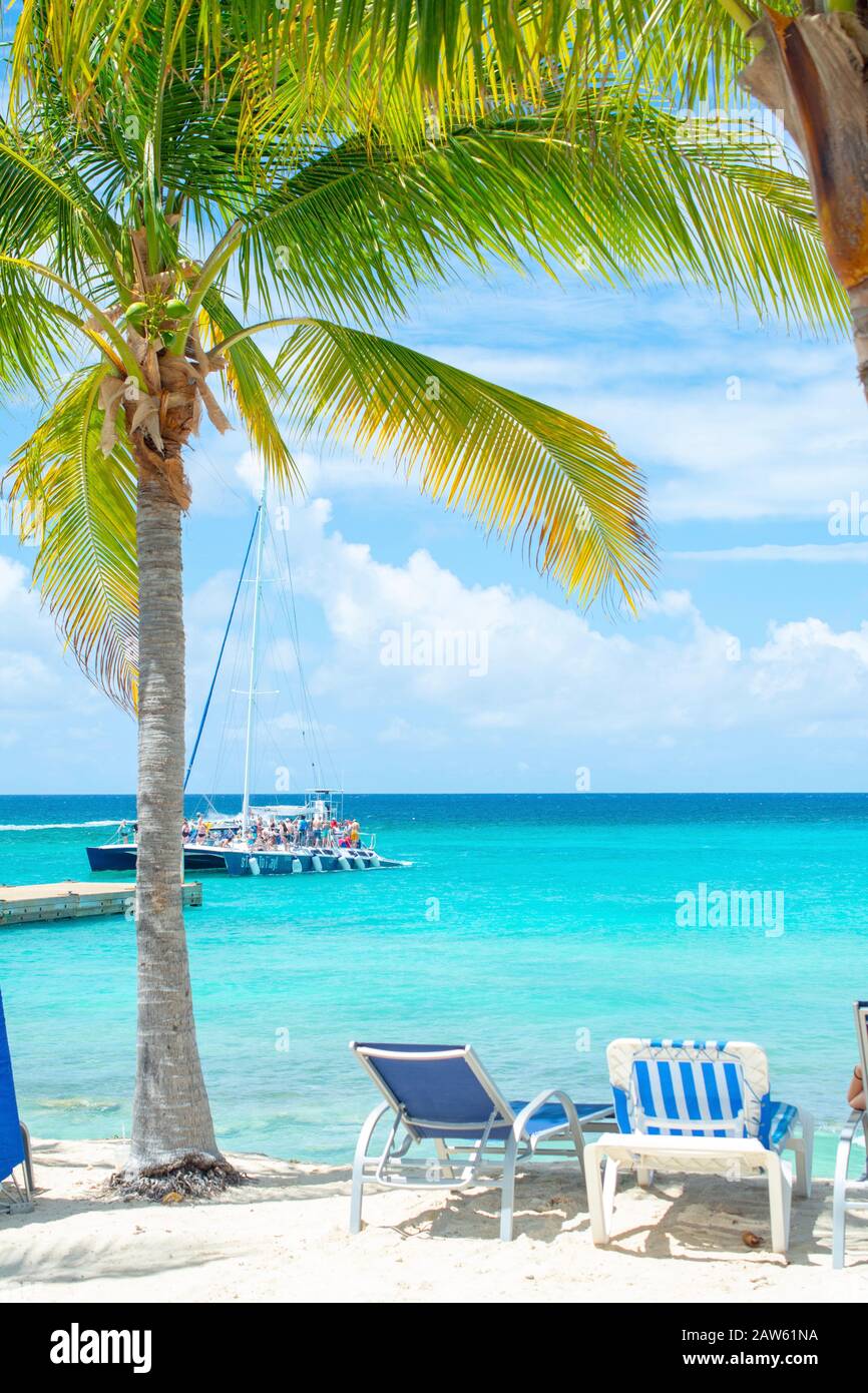 Sun lounger on tropical beach hi-res stock photography and images - Alamy
