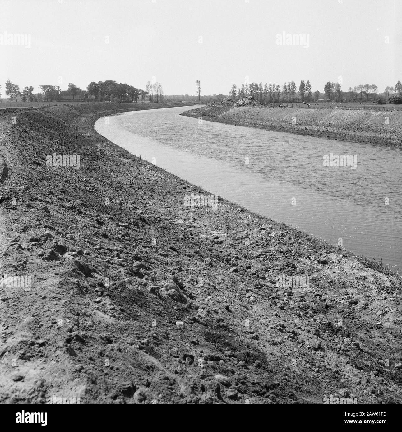 near the weehorst Date: July 1962 Keywords: divers and hedge, digging ...