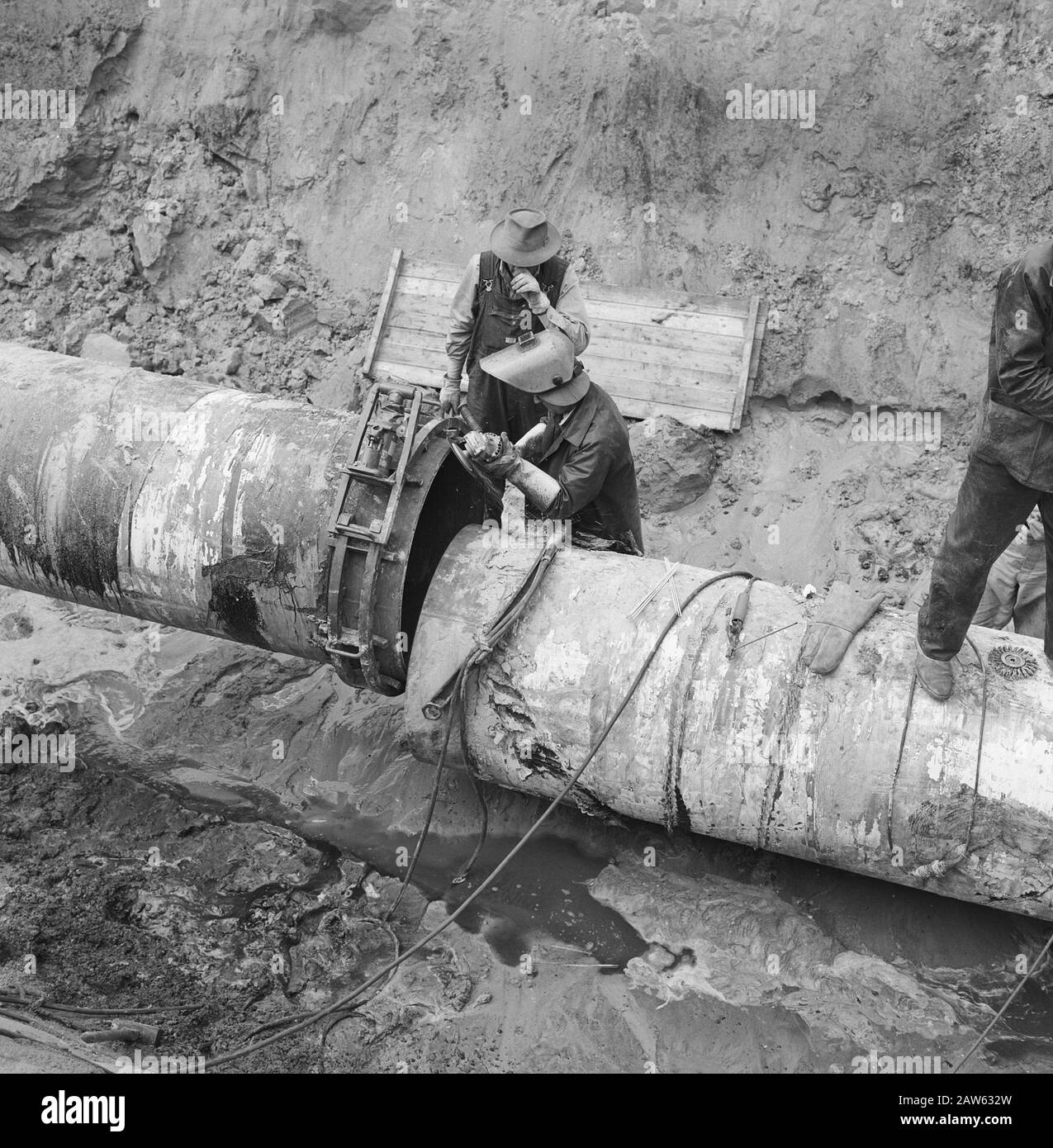 npc, pipelines, grinding pipes, fitting welding, workers Date: 1965 ...