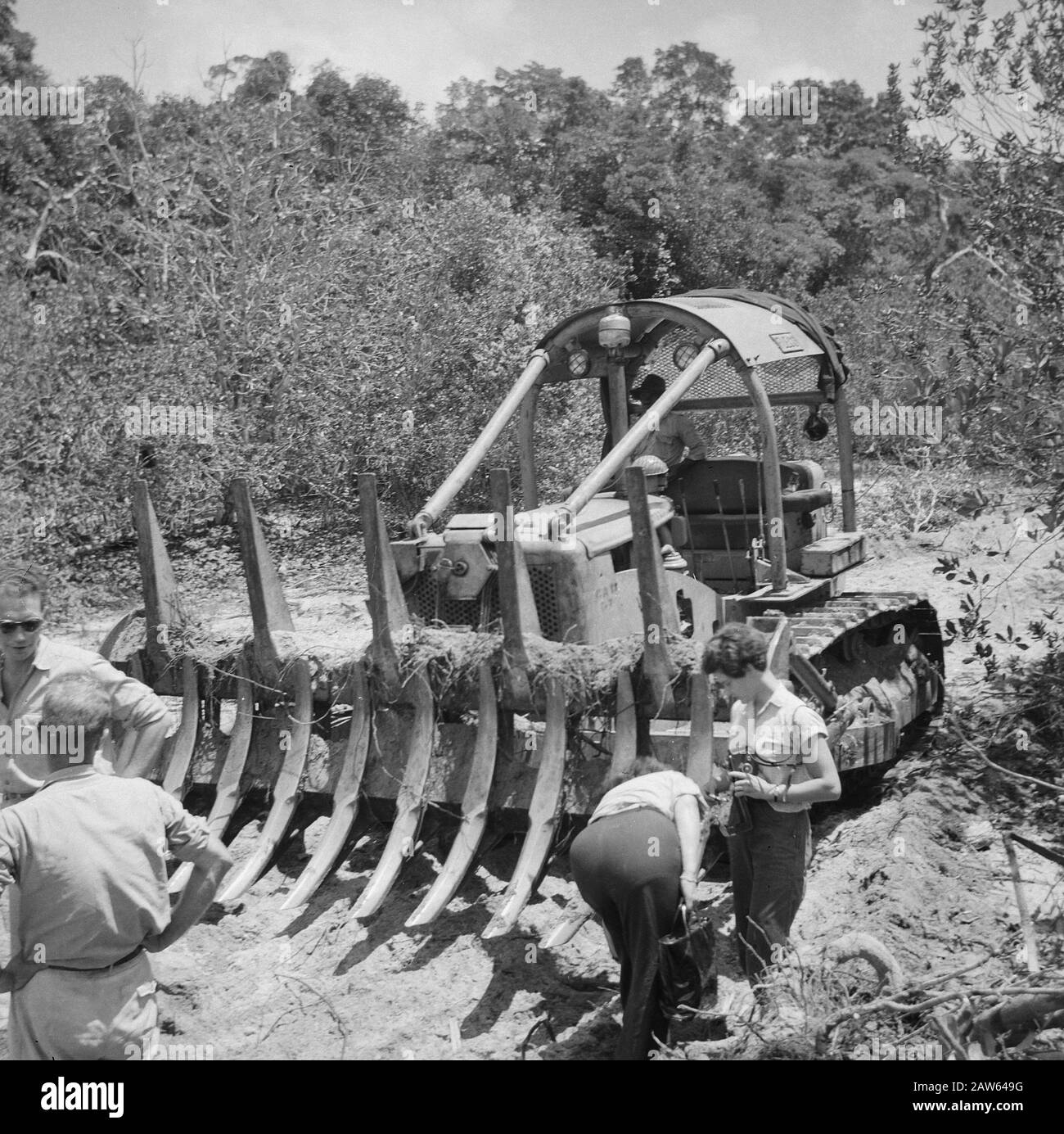 machinery, equipment, people Date: undated Keywords: machines, people ...