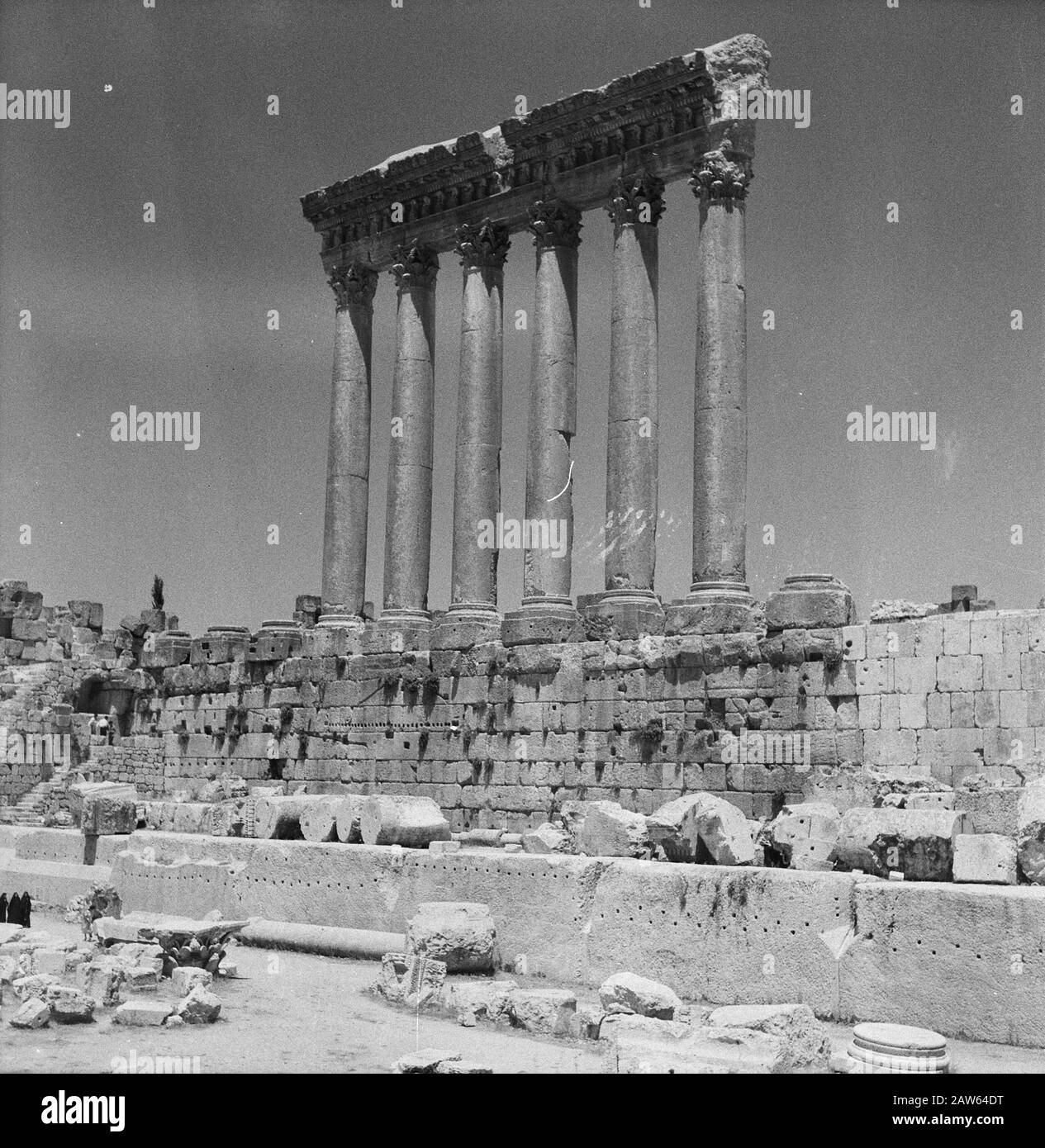 Modern architecture columns greek Black and White Stock Photos & Images ...