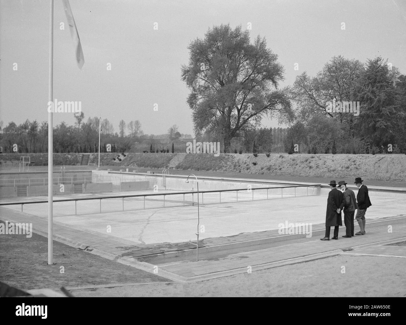 men, swimming pools, water Date: undated Keywords: men, water, swimming ...