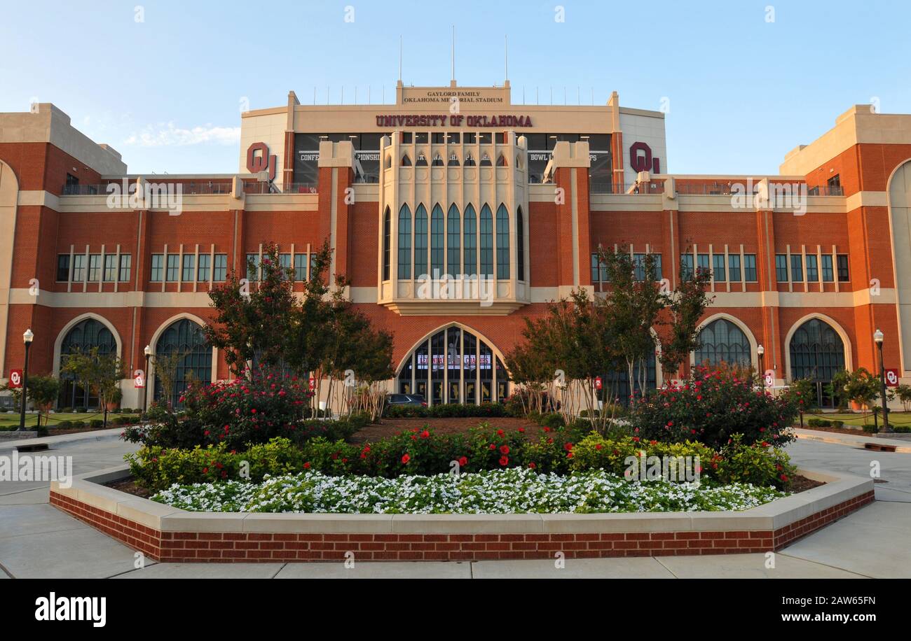 The Gaylord Family Oklahoma Memorial Stadium at the University of ...