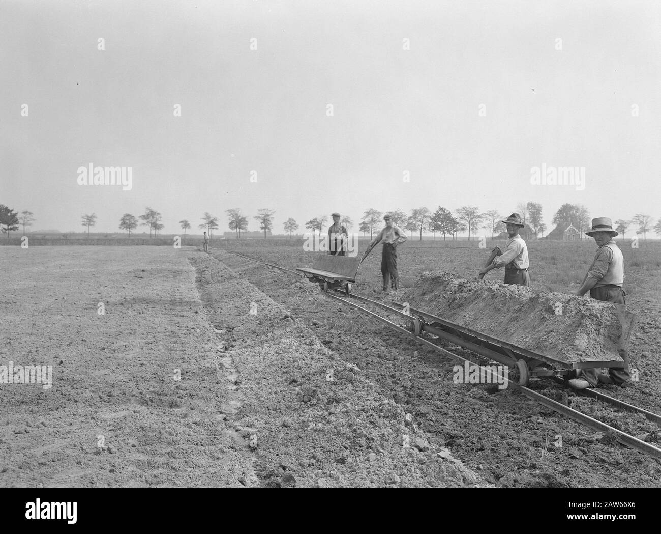 mining, soil, leveling, sanding, workers tipper bogies Date: undated ...