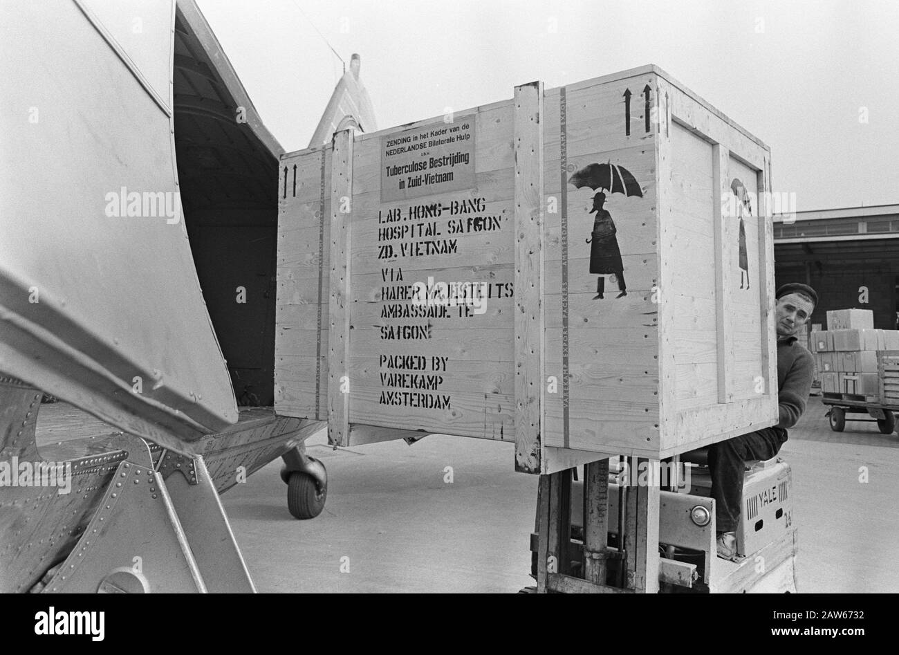 Casket loaded with ten microscopes at Schiphol Vietnam Date: February ...