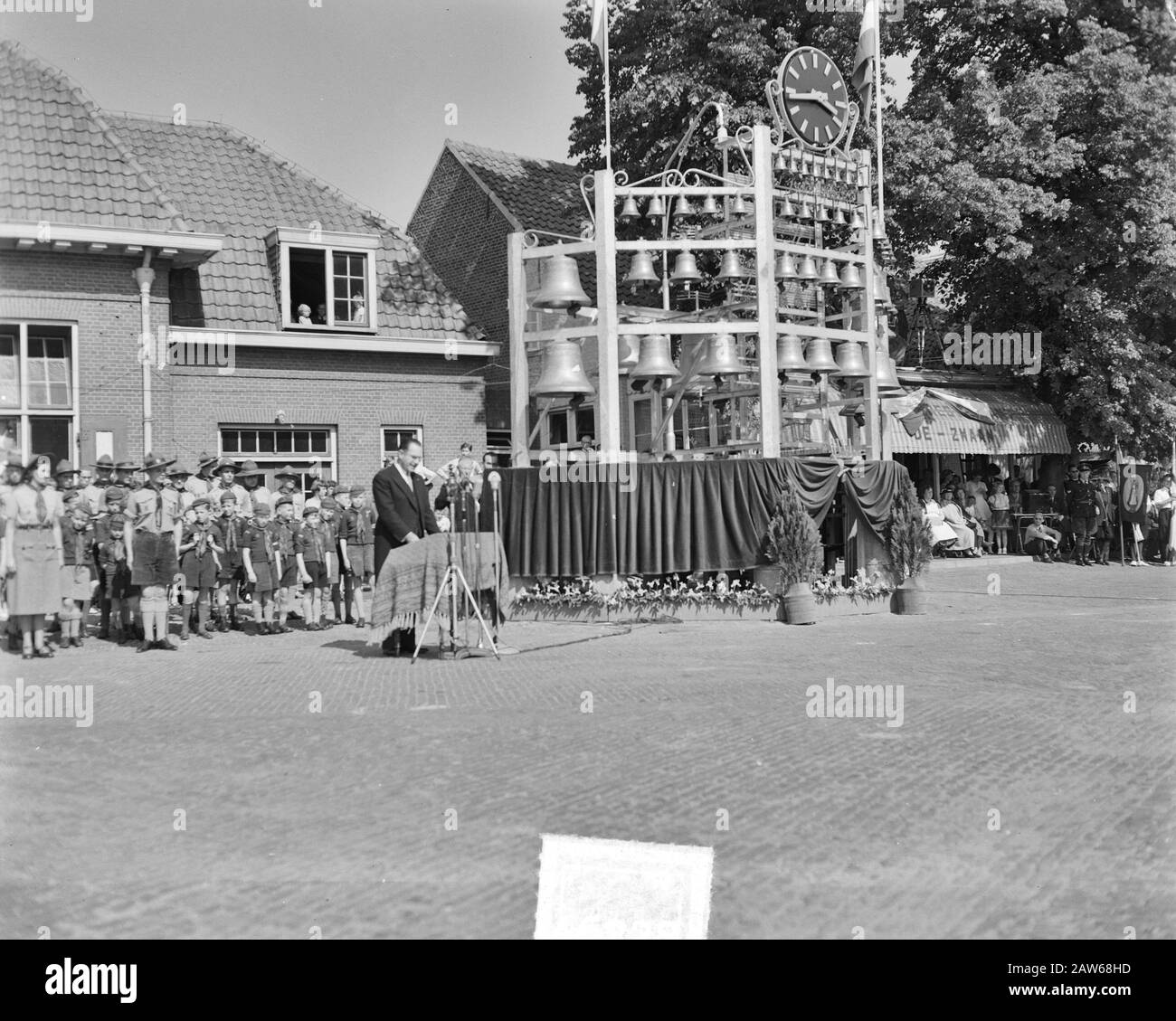 Queen Juliana and Princess Beatrix in Asten (Noord-Brabant ...
