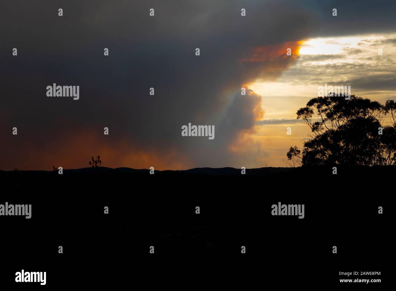 Red sun bushfire hi-res stock photography and images - Alamy