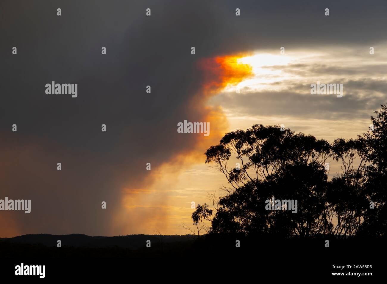 Red sun bushfire hi-res stock photography and images - Alamy