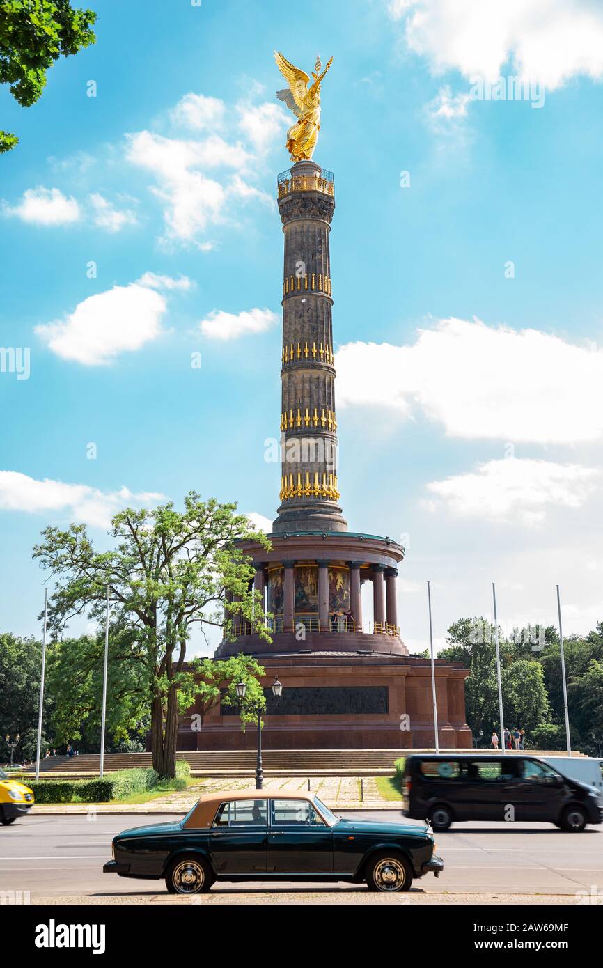 Memorial victory column landmark hi-res stock photography and images ...