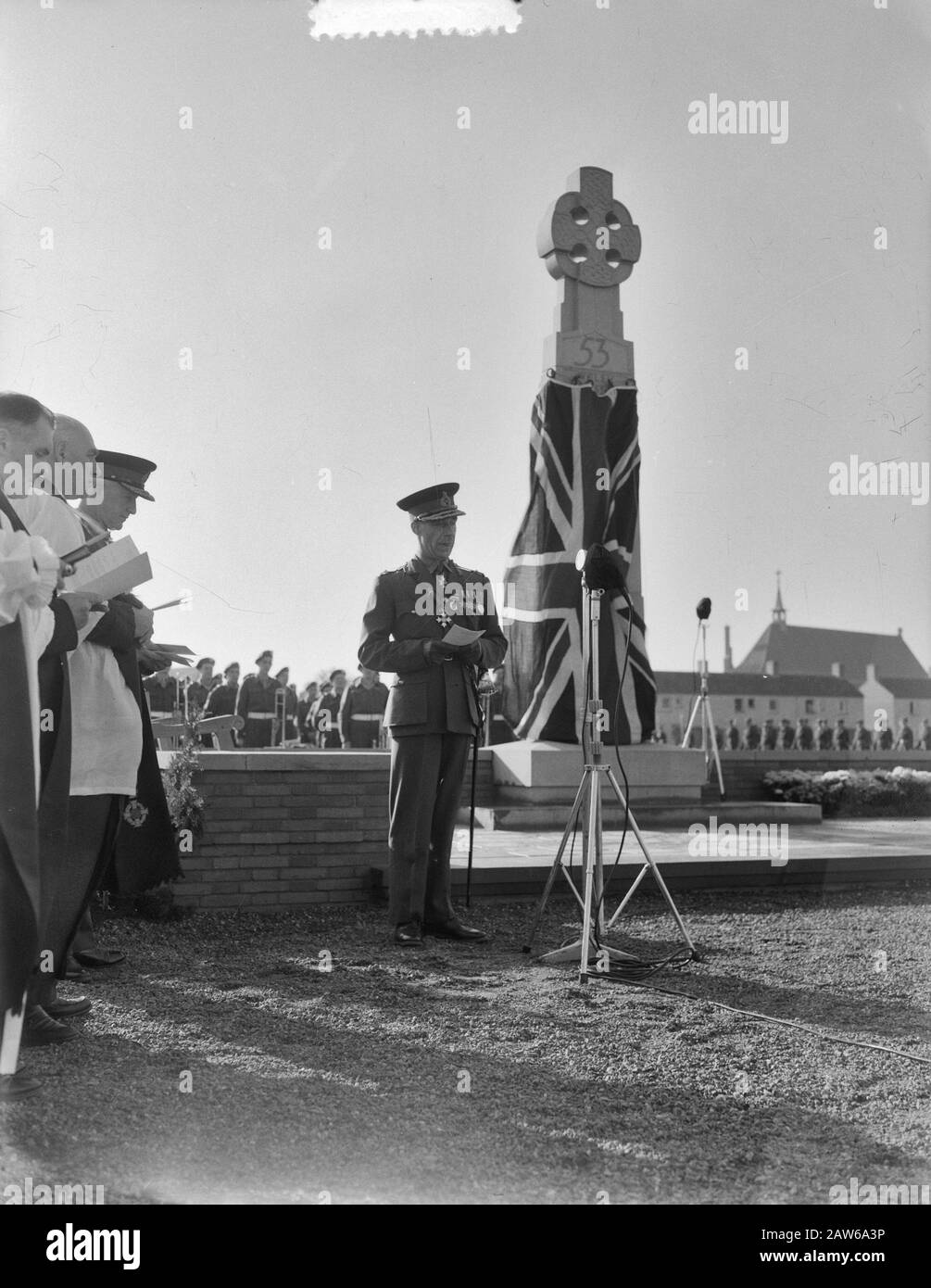 Unveiling of monument Date: October 25, 1952 Keywords: monuments ...