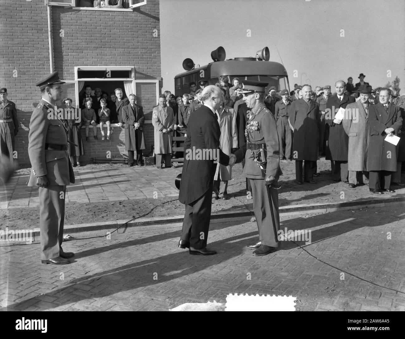 Unveiling of monument Date: October 25, 1952 Keywords: monuments ...