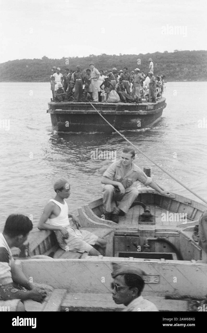Unloading of the ship Tasman to Koepang (Timor) Koepang (Timor): For ...