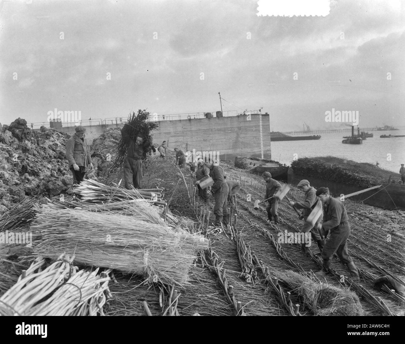 Ouwerkerk, strengthening sea wall at Caisson Date: December 1, 1953 ...