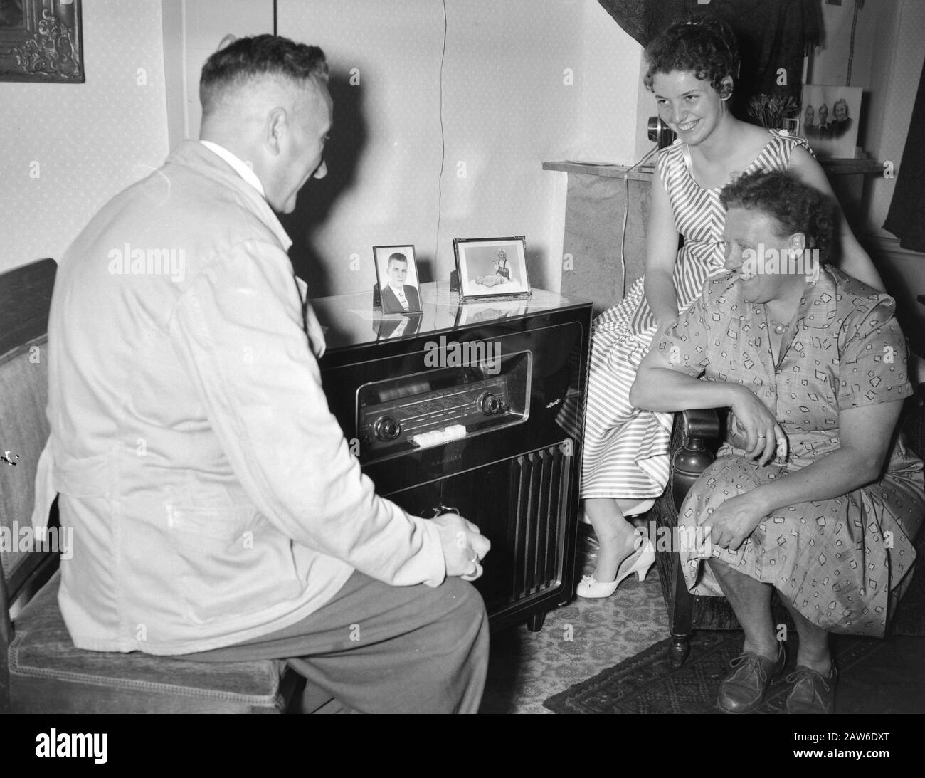 Mother and fiance Daan de Groot on radio Date: July 18, 1956 Keywords ...