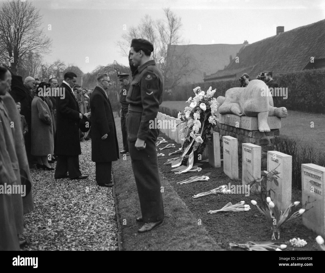 Wreath laying ceremony at the monument Date: January 31, 1958 Keywords ...