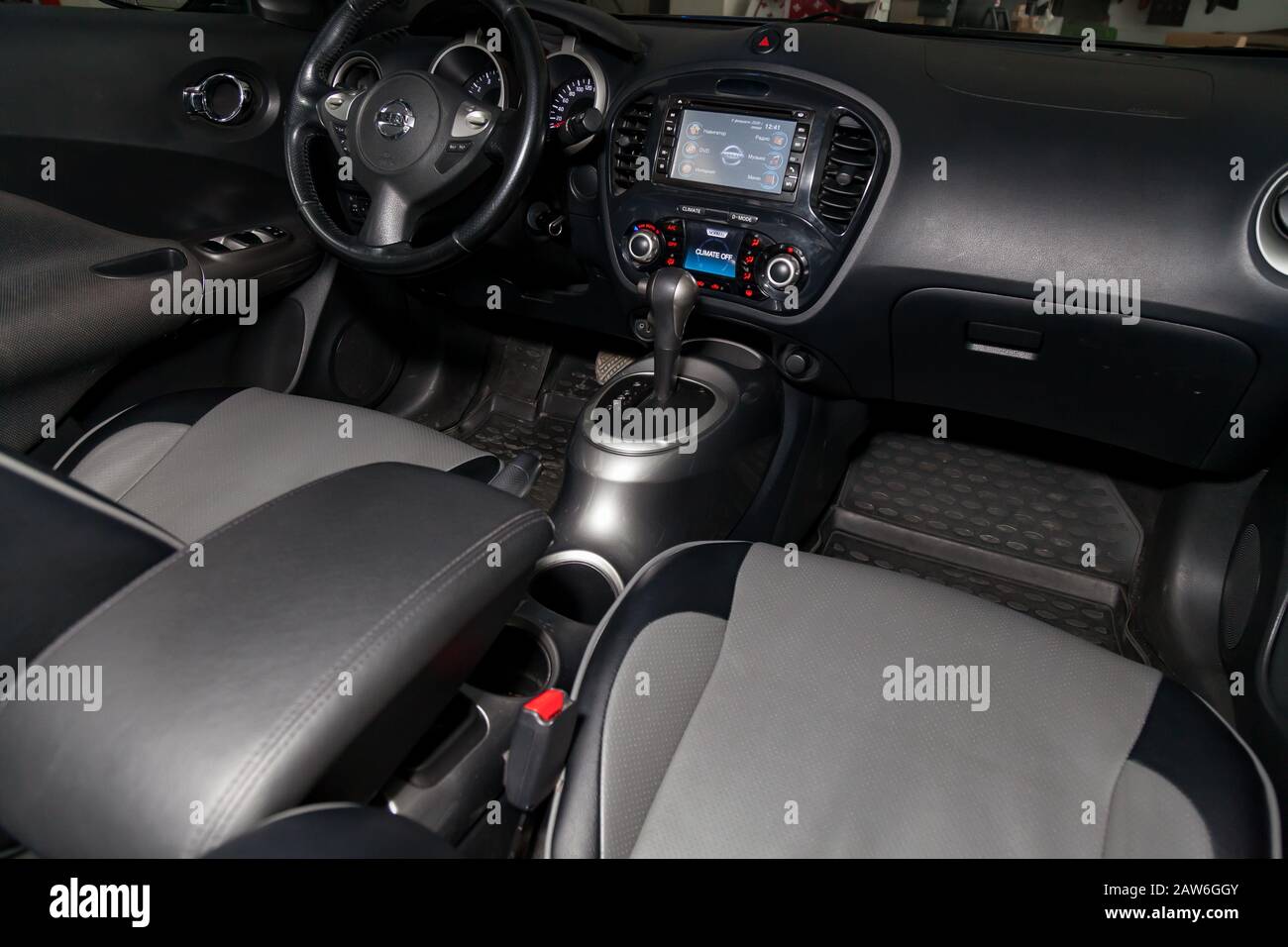 Interior car dashboard nissan juke hi-res stock photography and images ...