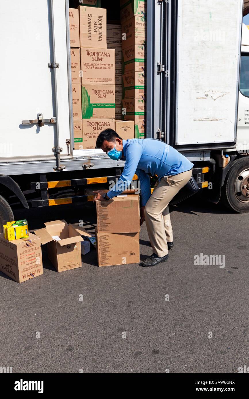 Worker unloading boxes hi-res stock photography and images - Alamy