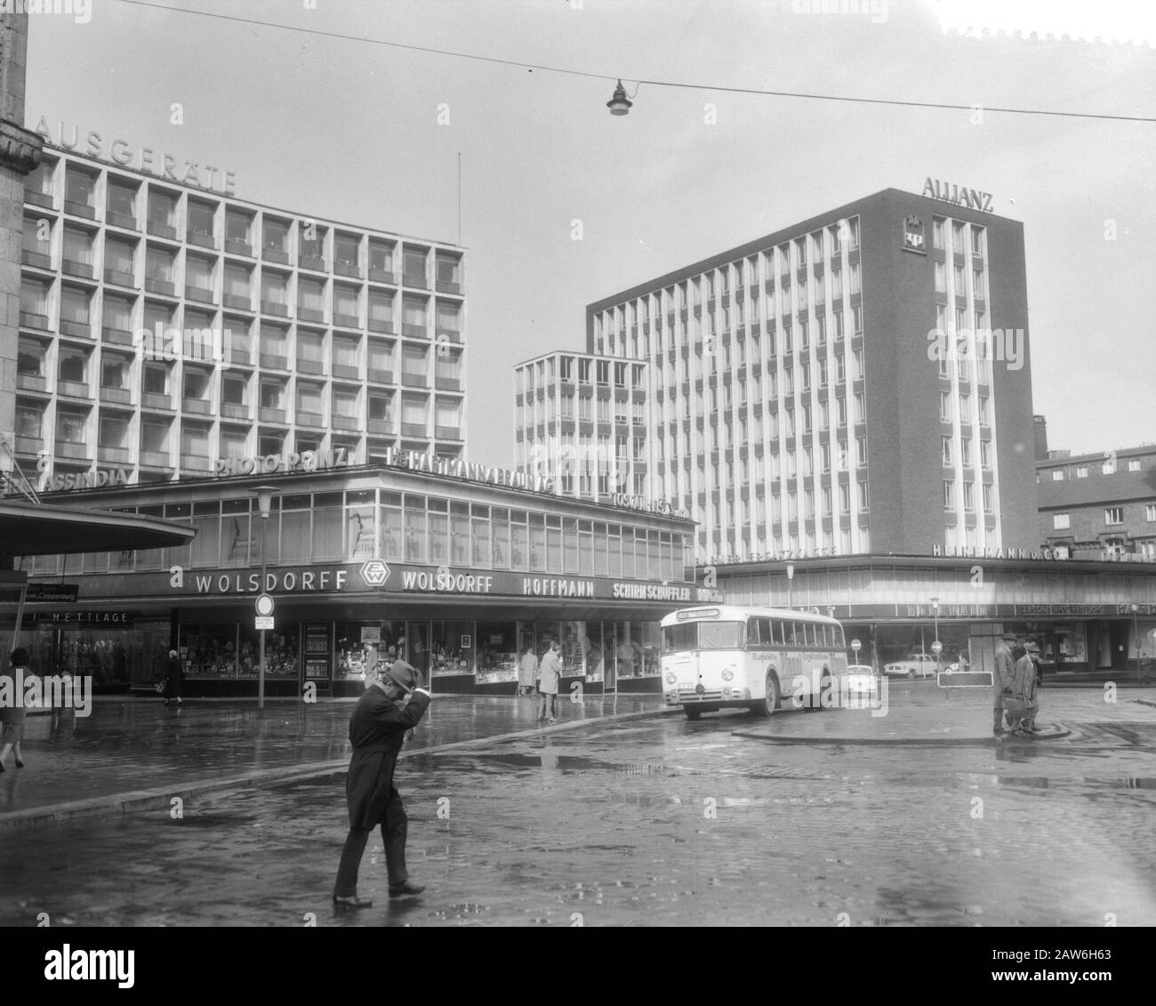 Modern life in the city Black and White Stock Photos & Images - Alamy
